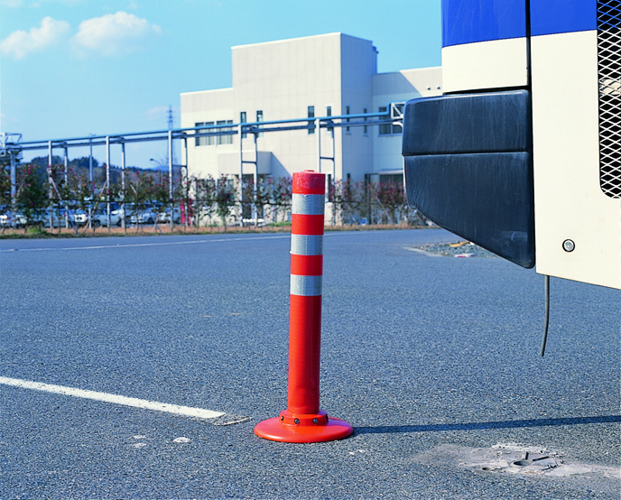 視線誘導標、ラバーポール、車線分離標「ポストコーン」｜NOK株式会社